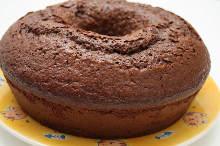 Bolo de chocolate simples ideal para o café ou o lanche da tarde