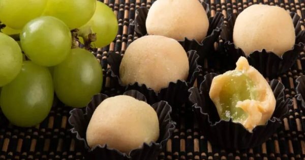 Brigadeiro maçã do amor um docinho lindo e delicado para decorar a mesa ...